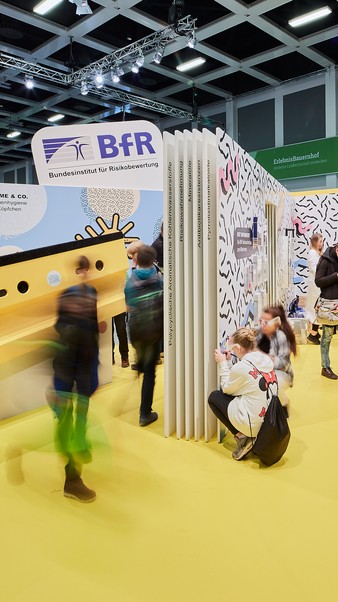 Giant germs and parasite patterns - SIMPLE