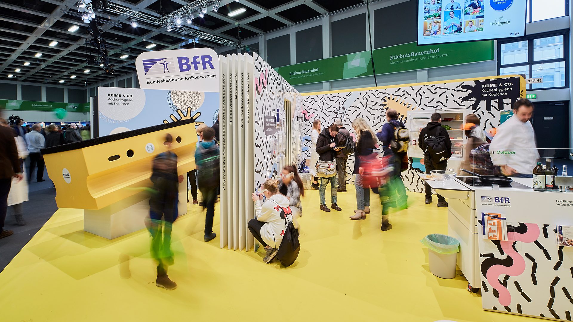 Giant germs and parasite patterns - SIMPLE